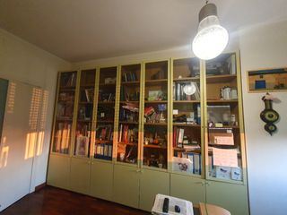 Libreria divisibile verde con vetrine