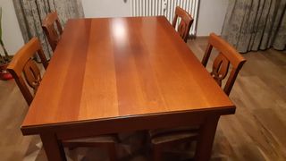 vendesi tavolo noce con 4 sedie