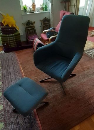 Poltrona con poggiapiedi.