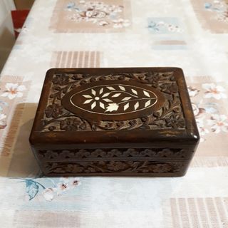 scatolina in legno lavorato a rilievo