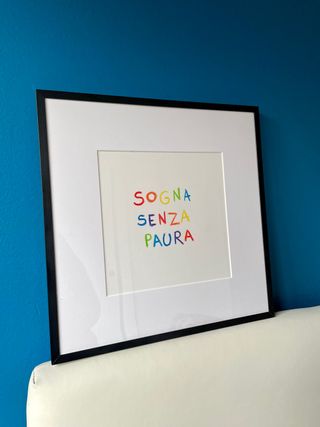 Cornice Lomviken Ikea con scritta colorata, quadro
