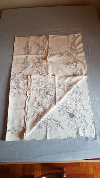 Tovaglia in lino ricamata