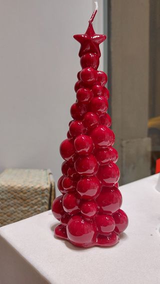 candela natalizia ad albero rosso scuro
