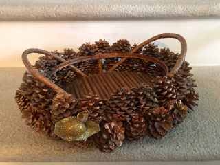 Cesta in legno  con decorazione con pigne dorate 