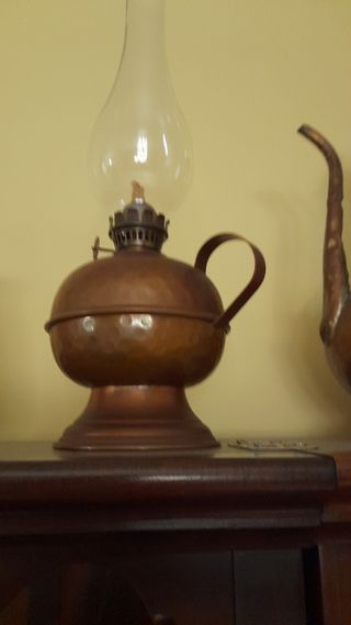 Lume in rame e vetro a olio o petrolio