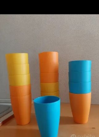 30 bicchieri di plastica colorati