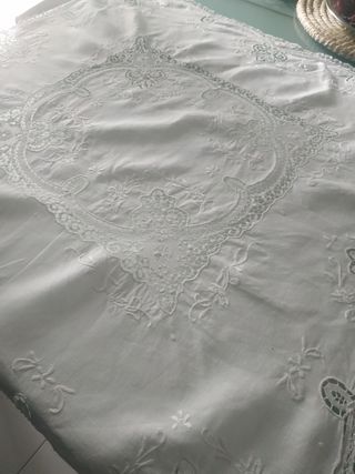 tovaglia da té in lino con ricamo e pizzo tombolo