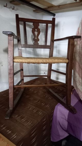 sedia a dondolo in noce
