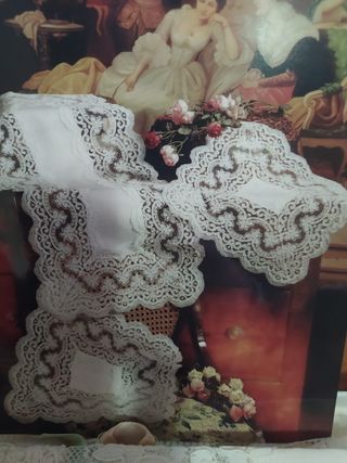 Coppia Centrini vintage ricamati puro lino