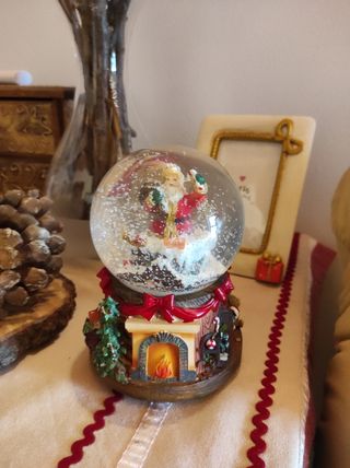 Palla di natale in vetro con neve 