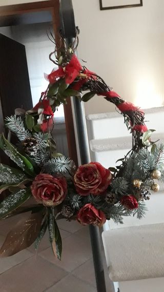 Ghirlanda Natalizia fatta a mano materiale fresco