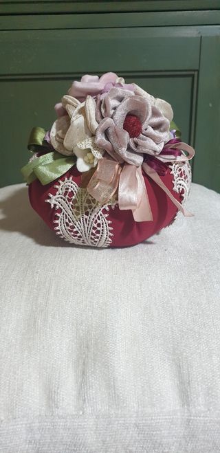 puffo con fiori lavorazione artigianale