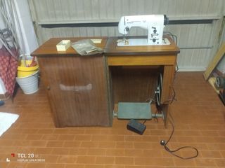 Macchina da cucire vintage Borletti con mobile