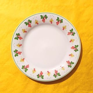 9 piatti piani in porcellana bianca decorata