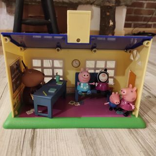 Scuola di Peppa Pig e cattedra + 5 personaggi 