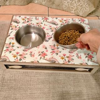 porta ciotole per gatti e cani