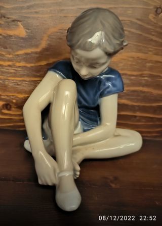 Girl with Shoe, Royal Copenhagen figurine No. 4642