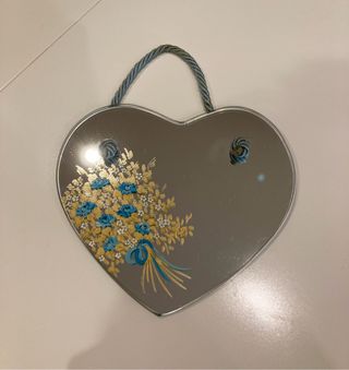 Specchio a forma di cuore dipinto a mano vintage