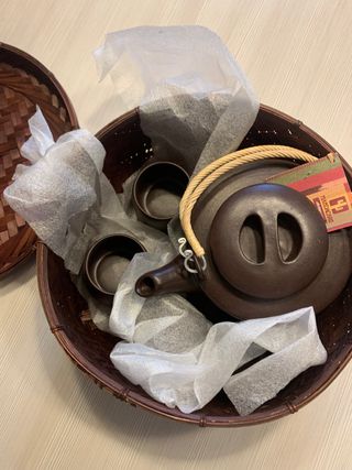 Teiera tradizionale e tazze in ceramica 