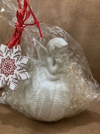 Angioletto su pallina in ceramica bianca 