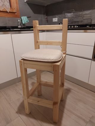 Coppia di sgabelli in legno