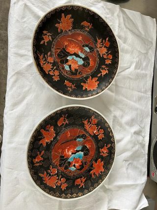 Coppia di vecchi piatti da muro