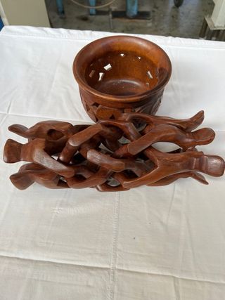 Portavasi in legno intagliato