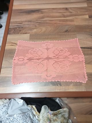 Centrino rosa ricamato a mano