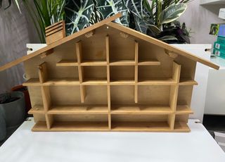 Bacheca per oggetti in legno