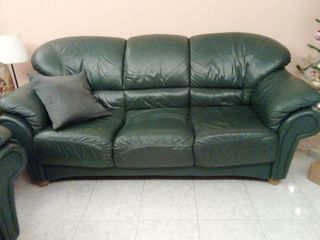 divano e poltrona in pelle