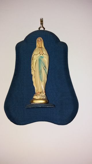 Madonnina ceramica bianca su velluto blu