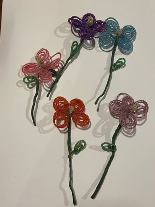 Fiorellini fatti a mano con perline 