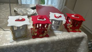 lanterne, candele, palle in feltro e renna