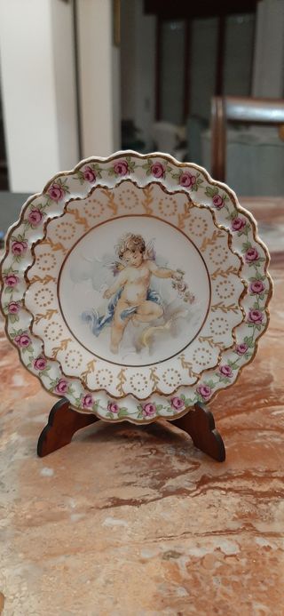 Limoges. Piattino finemente decorato in porcellana