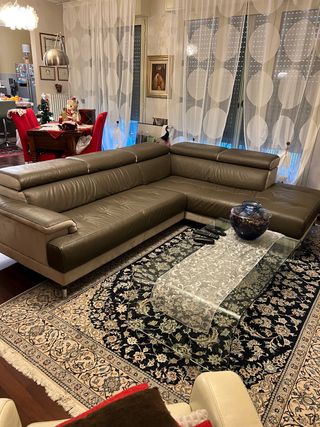 Divano con penisola in pelle e alcantara