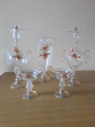 vasi in vetro con fiori Via Veneto