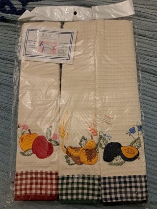 set tre strofinacci  nido d'ape ricamati