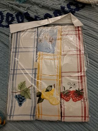 Set tre strofinacci in cotone ricamati 