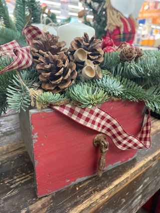 Centro tavola fatto con cassetto antico e decorazi