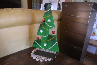 Albero di natale in legno con palle di natale