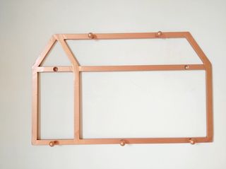 Cornice a forma di casa colore rame