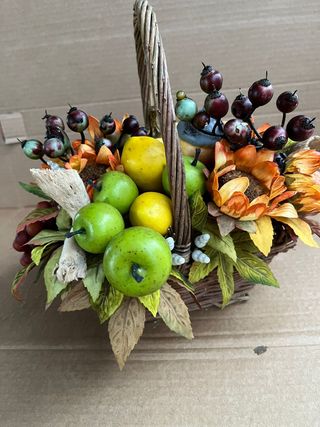 Composizione di fiori finti