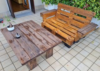 Panchina e tavolino da esterni 