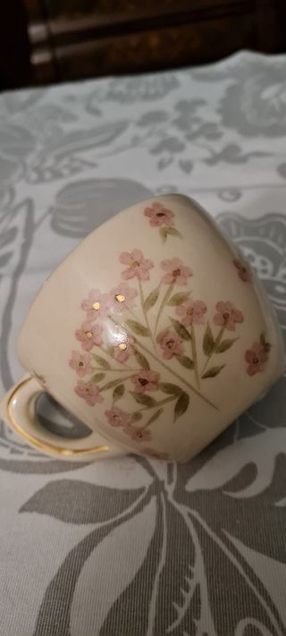 Tazza ceramica fatta a mano. Colore beige. 