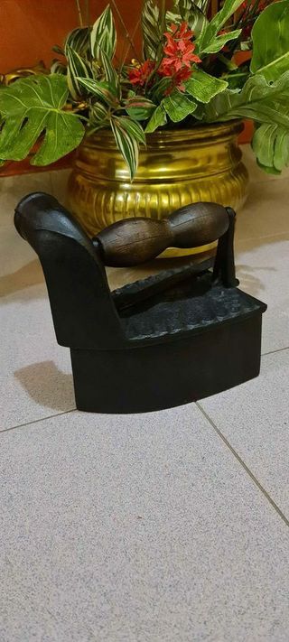 Raro ed antico ferro da stiro a camino