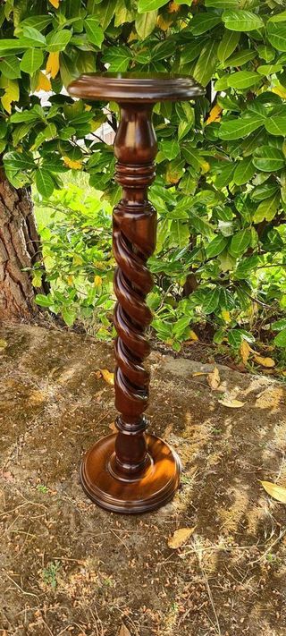 Antica colonna in legno a torciglioni salomonica