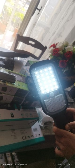 faretto led con pannello solare 