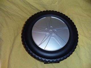 Cassetta attrezzi a forma di pneumatico, nuova.