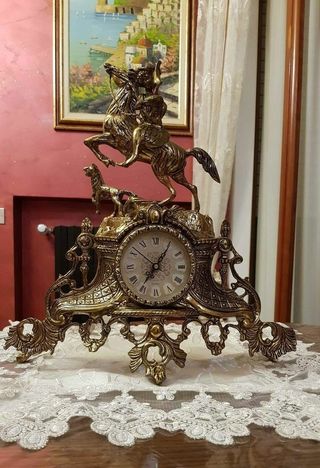 Orologio in ottone con guerriero cavaliere