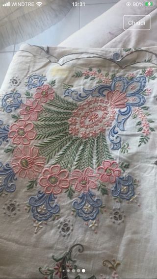 Tovaglia in lino ricamata